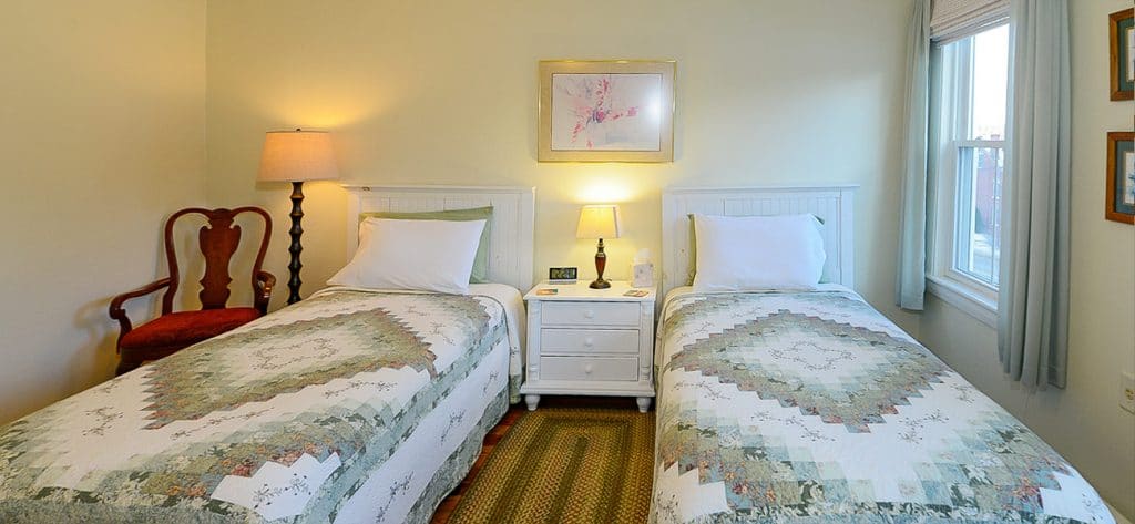 Comfy Rooms - Lakeview Inn